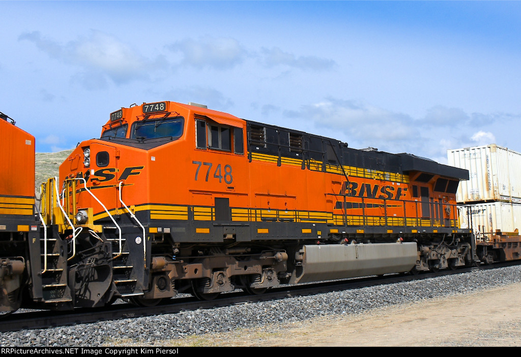 BNSF 7748